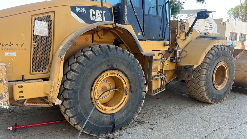 חילוץ פנצ'ר לשופל קטרפילר 962H - אלי פנצ'ריה ניידת